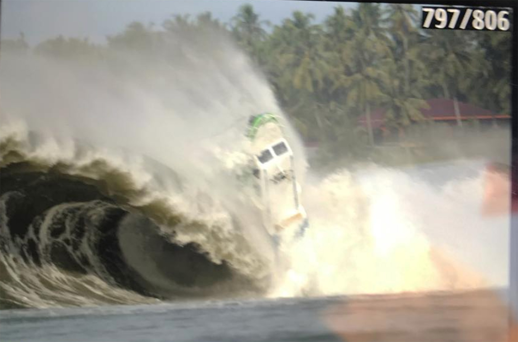 Barco colapsó ante la fuerza de Nias - DUKE
