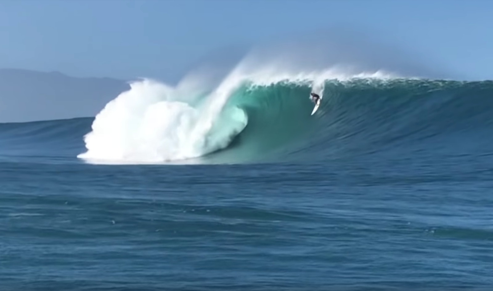 Surfing en los outer reef de Oahu en bruto - DUKE