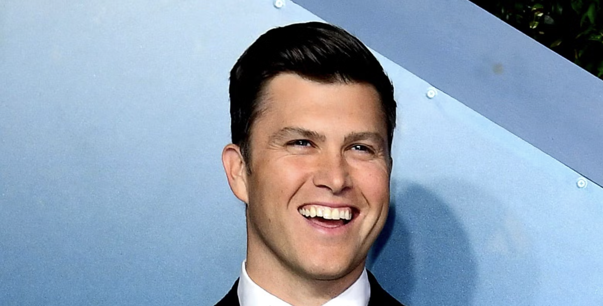 Comediante Colin Jost comentará surfing olímpico en NBC - DUKE