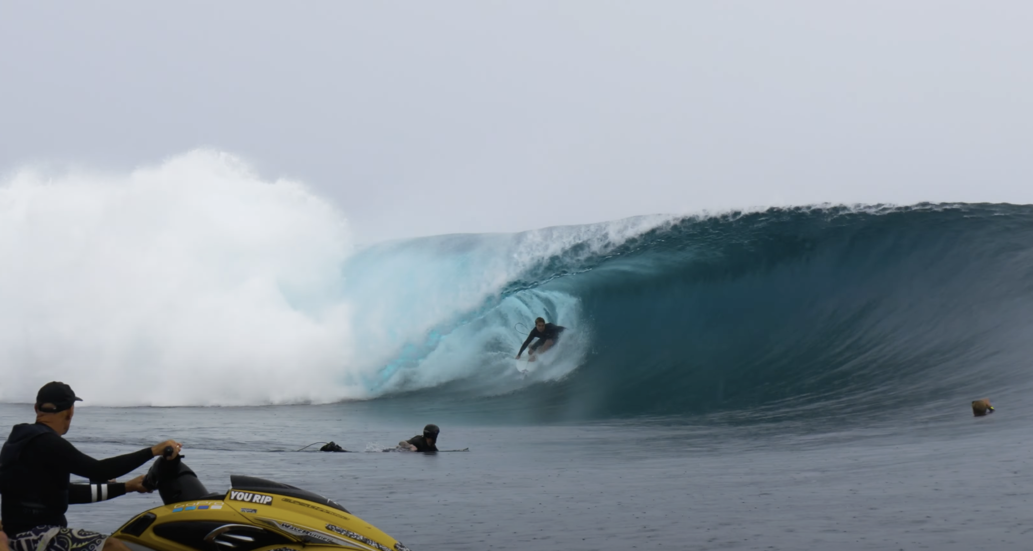 Teahupoo perfectísimo, casi amigable, con Ethan Ewing - DUKE