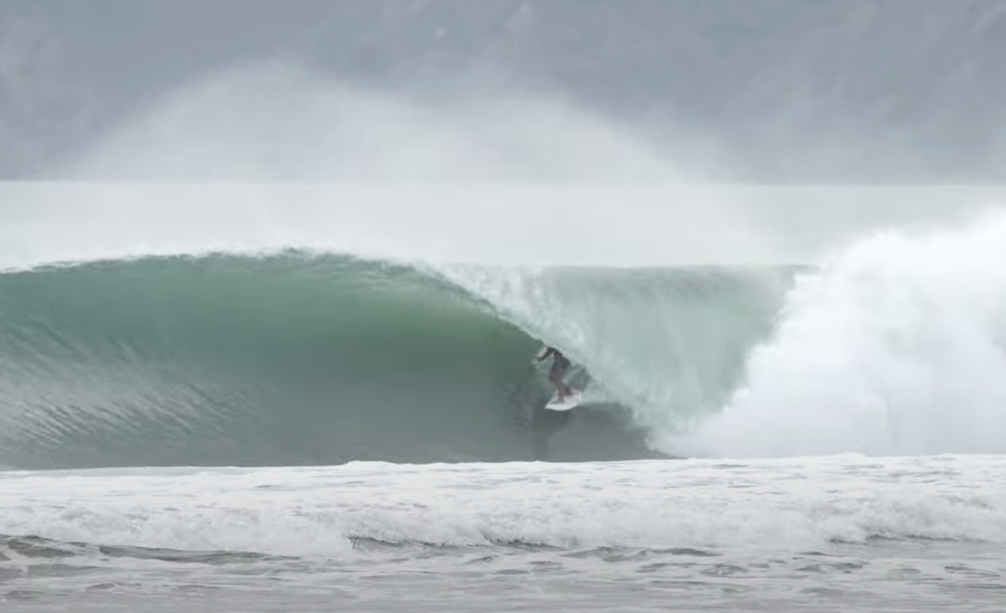 Tube of the month: Cali Muñoz in Roca Bruja too perfect - DUKE