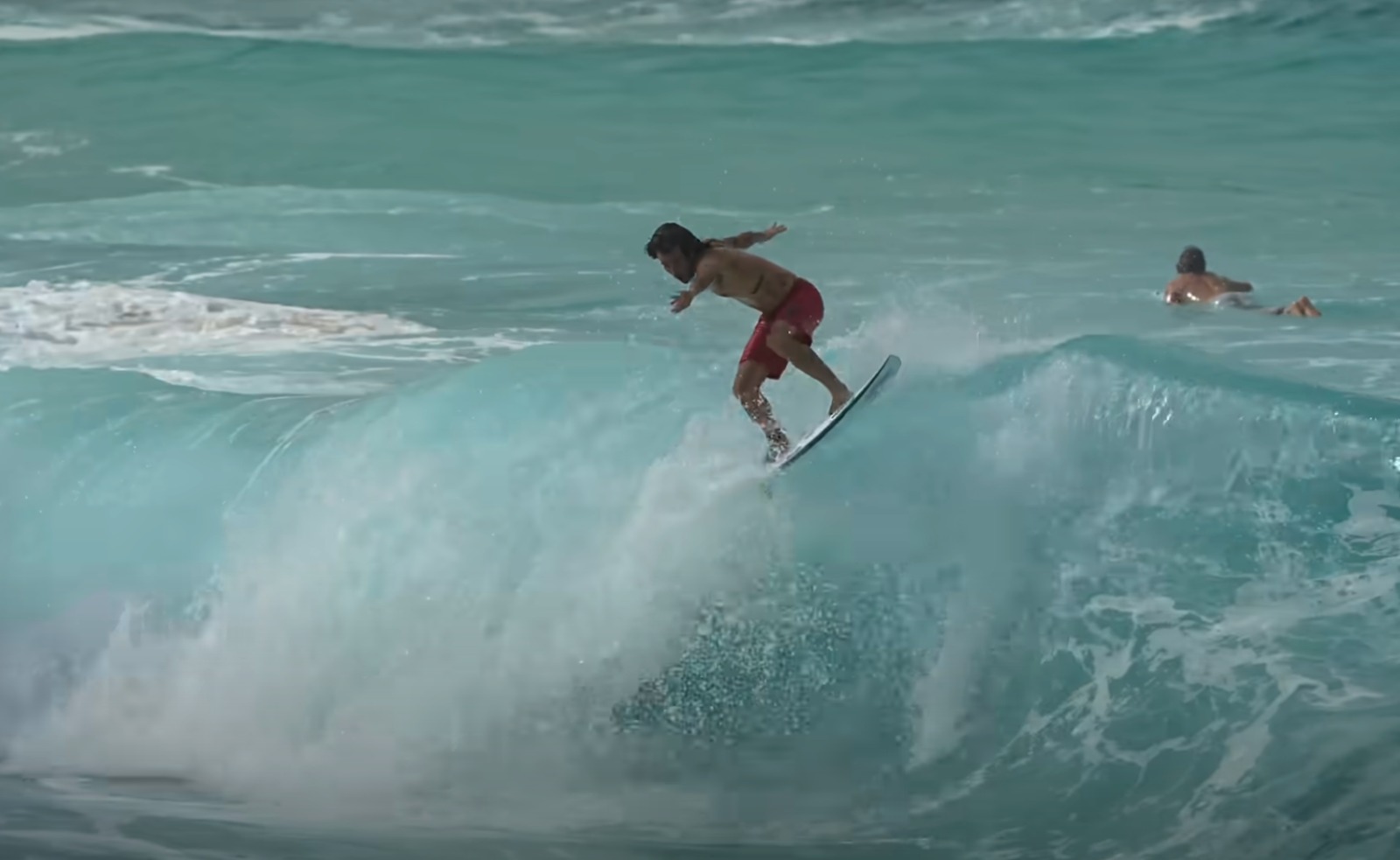 Free surfing de Mason Ho con uno de sus héroes: Clay Marzo - DUKE