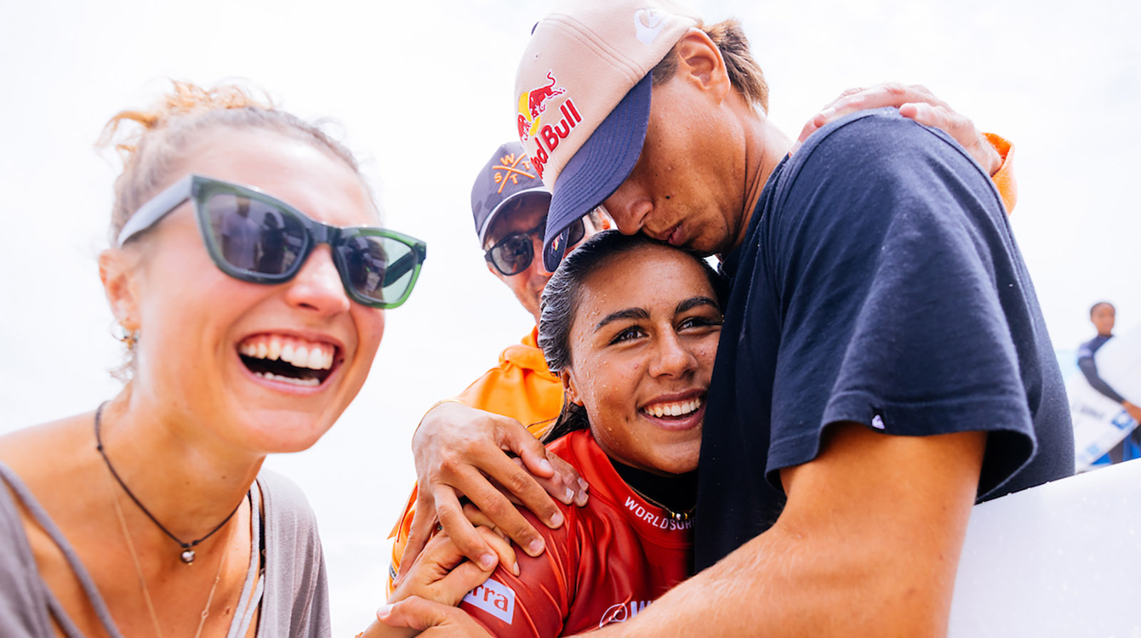 Zebrowski pasó su serie y se convirtió en la surfista más joven en ...